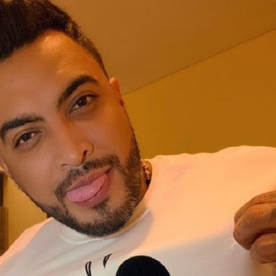 Jhon Alex Castaño haciéndole trenzas a su mujer