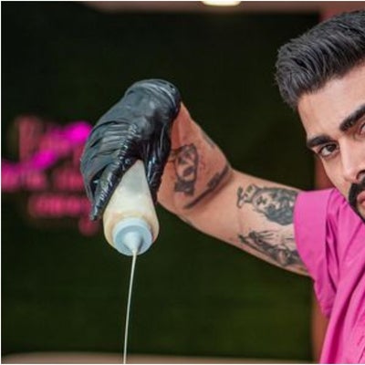 Ray Cabrera, el sensual modelo que deslumbra en polémico negocio de waffles