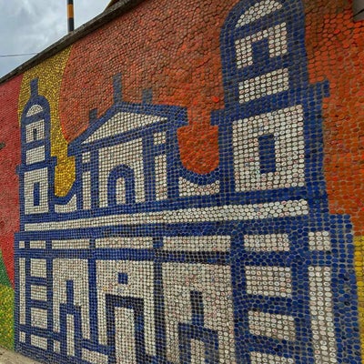 El mural de tapas recicladas que adorna inseguro punto de Bogotá