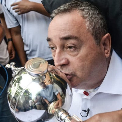 Profesor Luis Fernando Montoya tiene neumonía