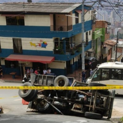 Choque entre un carro particular y un taxi, dejó cuatro lesionados