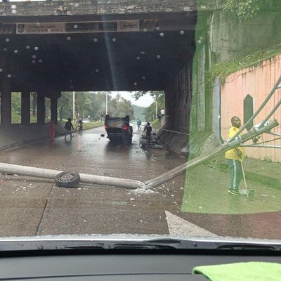 Taxi y carro particular protagonizan aparatoso choque y vuelco en Medellín