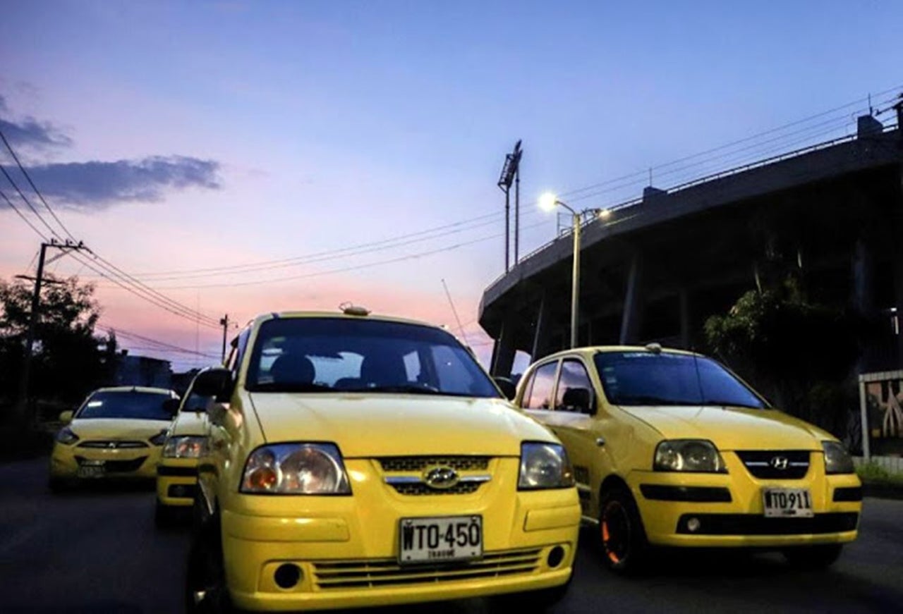 Taxista le echó el carro encima a dos agentes de tránsito