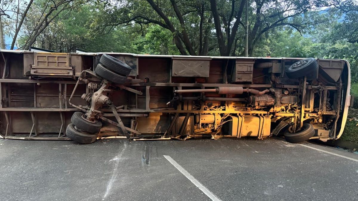 31 lesionados dejó volcamiento de bus en Girardota