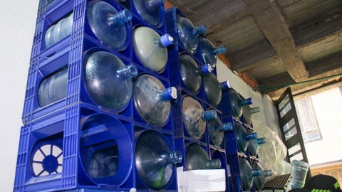 Desmantelan embotelladora de agua chimba en casa de Bosa