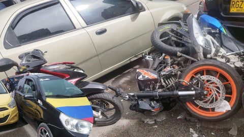 Accidente en Danubio Azul: chocaron tres carros y seis motos